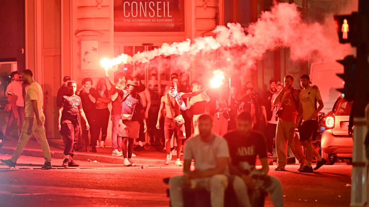 PSG’s Victory Celebration Turns Into Violence; Two Dead, Around 500 ...