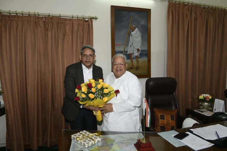 विवादों में रहे डॉ देव स्वरूप को बाबा आमटे दिव्यांग यूनिवर्सिटी का ...