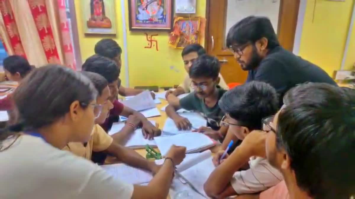 'पटवा टोली' से एक साथ 8 बच्चों ने JEE Adv. में मारी बाजी, जानिए आखिर ...