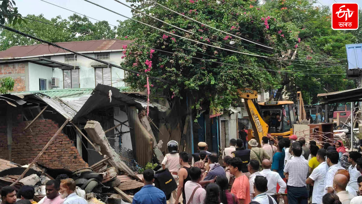 বুলড'জাৰ চলিল আজাদ চৌধুৰীৰ বাসগৃহ-ব্য়ৱসায়িক প্ৰতিষ্ঠানত