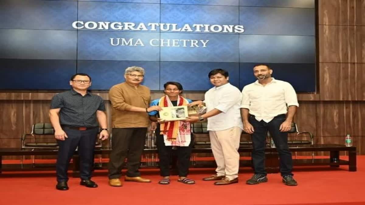 Cricketer Uma Chetry: দৈনিক 16 কিঃমিঃ কৈ খোজকাঢ়ি অহা-যোৱা কৰিছিল উমা ...