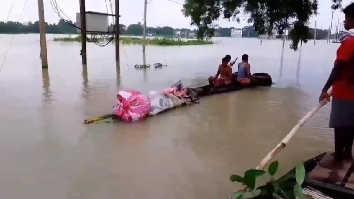 কলার ভেলায় প্রাক্তন কাউন্সিলরের স্ত্রী'র দেহ গেল শ্মশানে, ঘাটালে ...