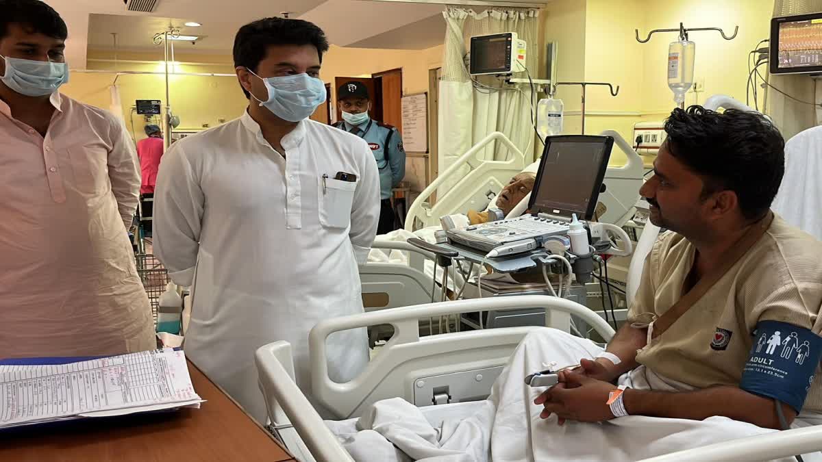 ज्योतिरादित्य सिंधिया दौड़े-दौड़े अस्पताल गए, आज्ञा माथे से लगाने वाले को आया हार्ट अटैक ...