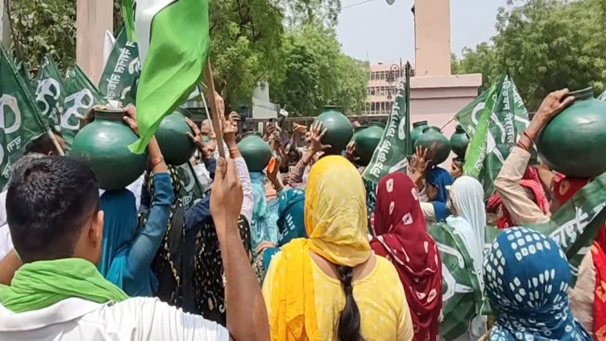 पंजाब सरकार के खिलाफ हिसार में इनेलो का मटका फोड़ प्रदर्शन ...