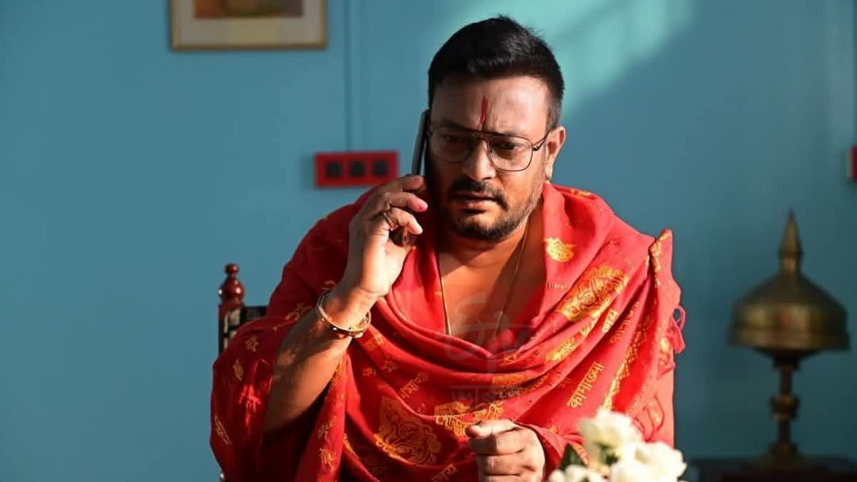 ৰঙা বসন পিন্ধি স্কেমৰ চিন্তাত মগন যতীন বৰা