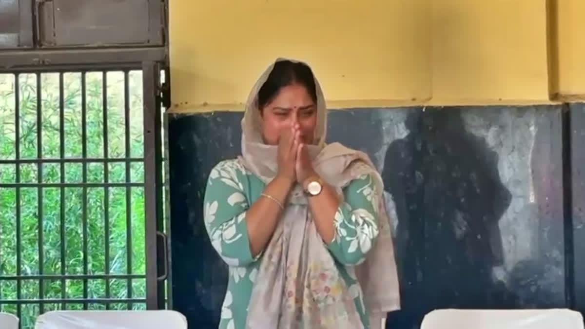 पंचायत में बिलख-बिलख कर रोई मानेसर की मेयर, कैबिनेट मंत्री पर लगाए गंभीर आरोप