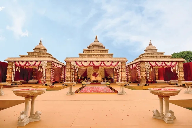 పెళ్లి వేడుకలో ఆధ్యాత్మిక శోభ - ఆకట్టుకుంటున్న టెంపుల్ థీమ్ మండపాలు