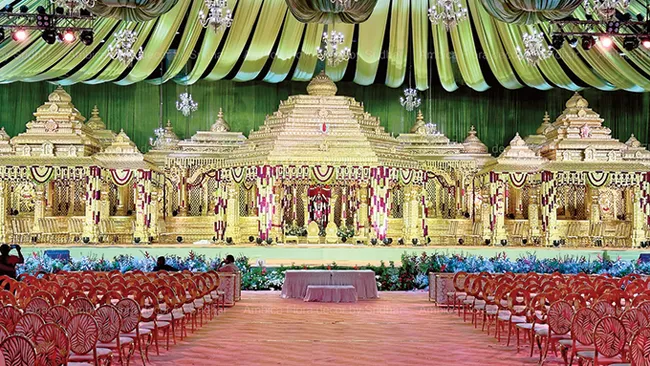 పెళ్లి వేడుకలో ఆధ్యాత్మిక శోభ - ఆకట్టుకుంటున్న టెంపుల్ థీమ్ మండపాలు