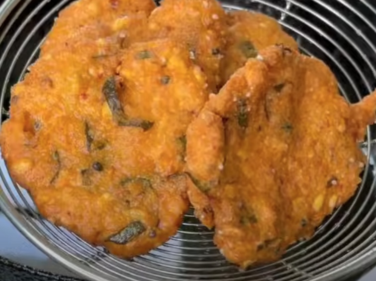 తంజావూర్ స్పెషల్ "తవల వడ " - పైన క్రిస్పీగా లోపల సాఫ్ట్ గా ...