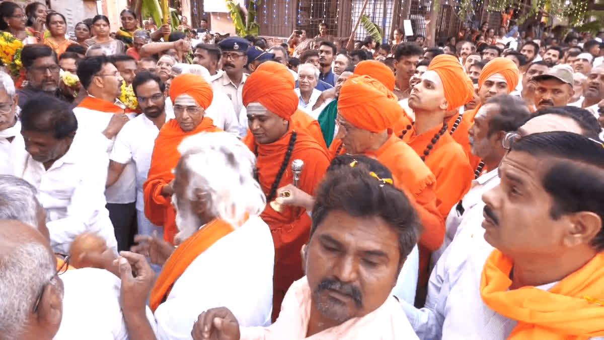 ವಿಜೃಂಭಣೆಯಿಂದ ಸಾಗಿದ ಕೊಟ್ಟೂರೇಶ್ವರ ರಥೋತ್ಸವ; ಸಮನ್ವಯತೆ ತೇರು ಎಳೆದ ಸರ್ವಧರ್ಮದ ಜನರು