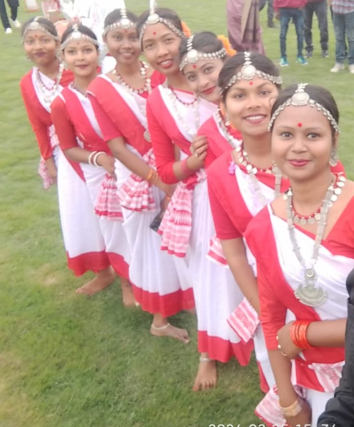 Meet Tea Tribe Artist Kalpana Kurmi, Selected Among 8,000 Participants ...