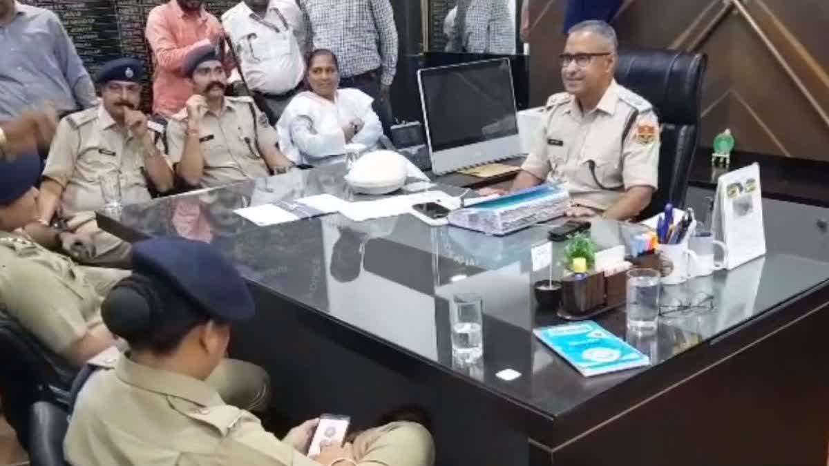 IPS भूवन भूषण यादव ने नए एसपी का संभाला पदभार, देखें VIDEO, ips bhuvan ...