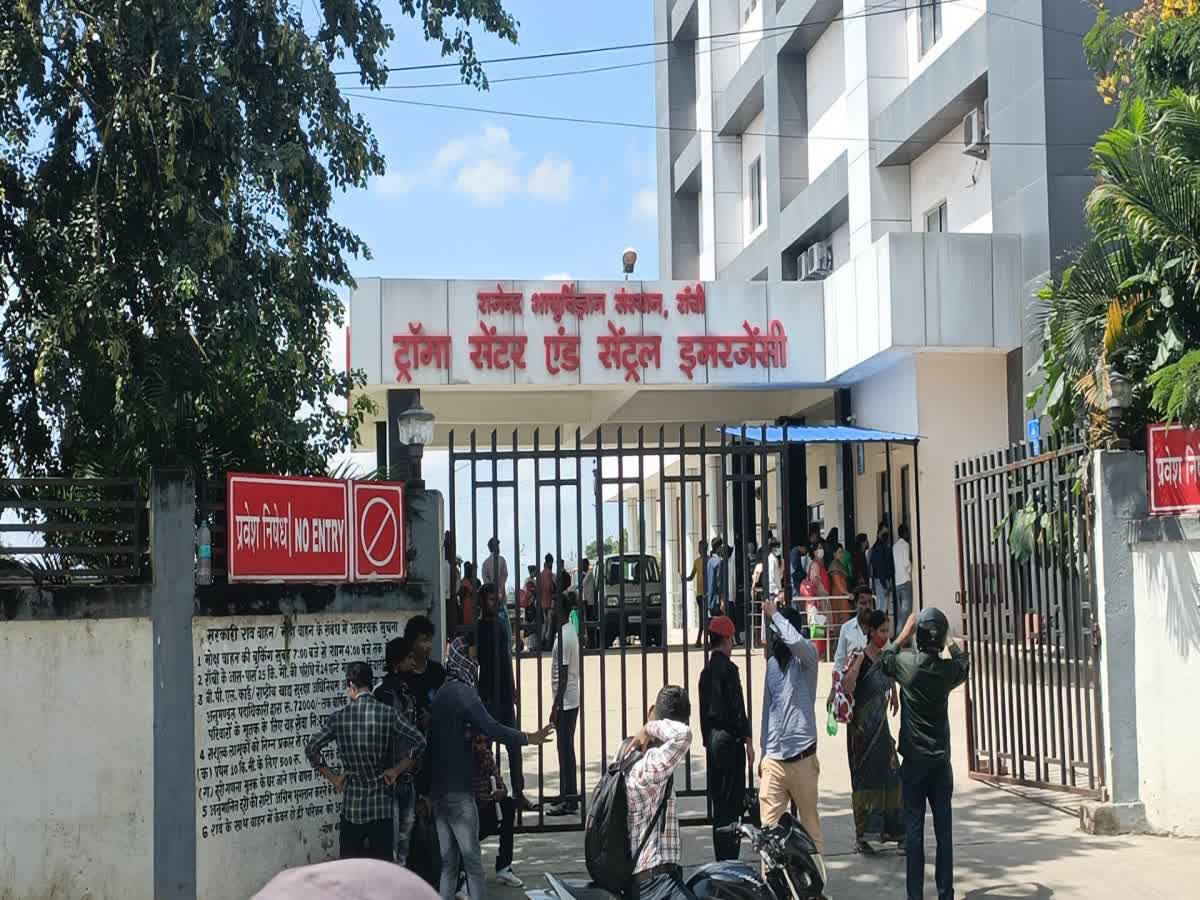 Road accident in Ranchi: स्कूली बस ने रिम्स के डॉक्टर को कुचला, हुई ...