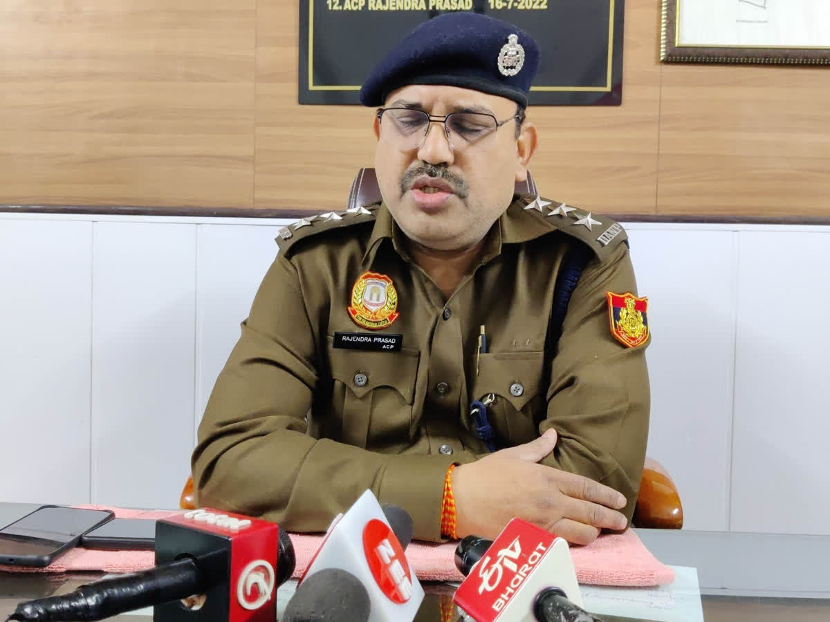 ATM मशीन को तोड़ रहे बदमाश को बुराड़ी थाना SHO ने रंगे हाथों पकड़ा ...