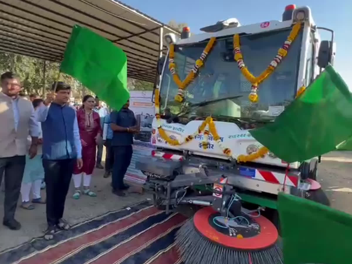 India First CNG Sweeping Machine: इंदौर में देश की पहली सीएनजी स्वीपिंग ...