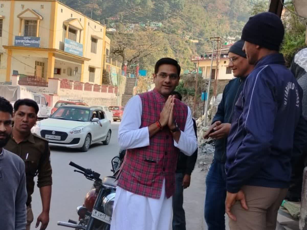 Saurabh Bahuguna Visit: रुद्रप्रयाग में ढाई किमी पैदल चलकर लोगों से ...