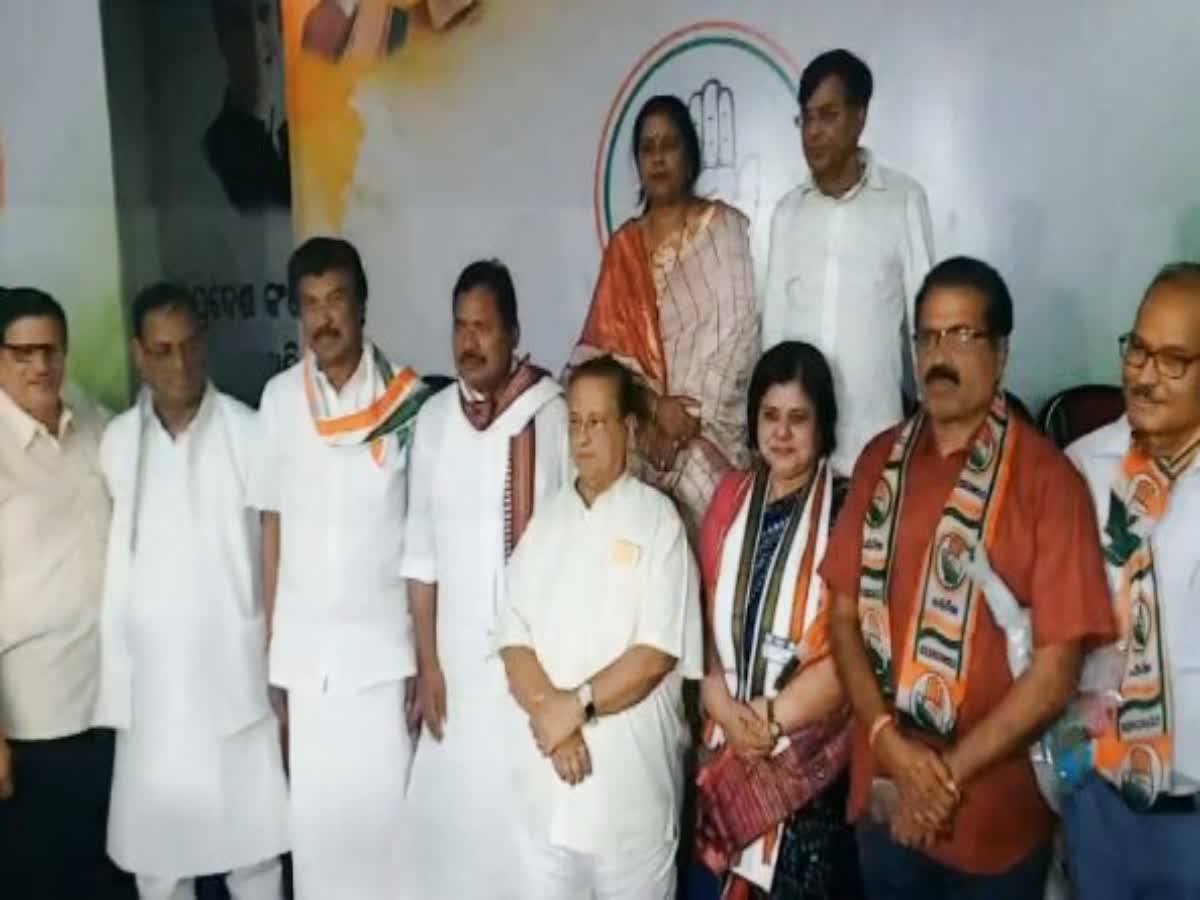 ହାତ ଧରିଲେ ପ୍ୟାରୀ ମହାପାତ୍ରଙ୍କ ଝିଅ, କହିଲେ ଭାରତ ଯୋଡ଼ୋ ଯାତ୍ରା ପ୍ରଭାବିତ ...