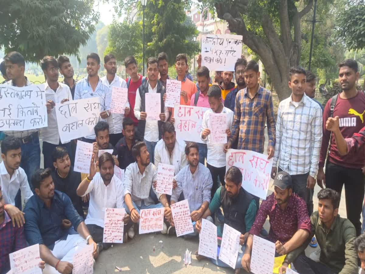 Allahabad University: छात्रों ने खून से लिखा राष्ट्रपति, राज्यपाल और ...