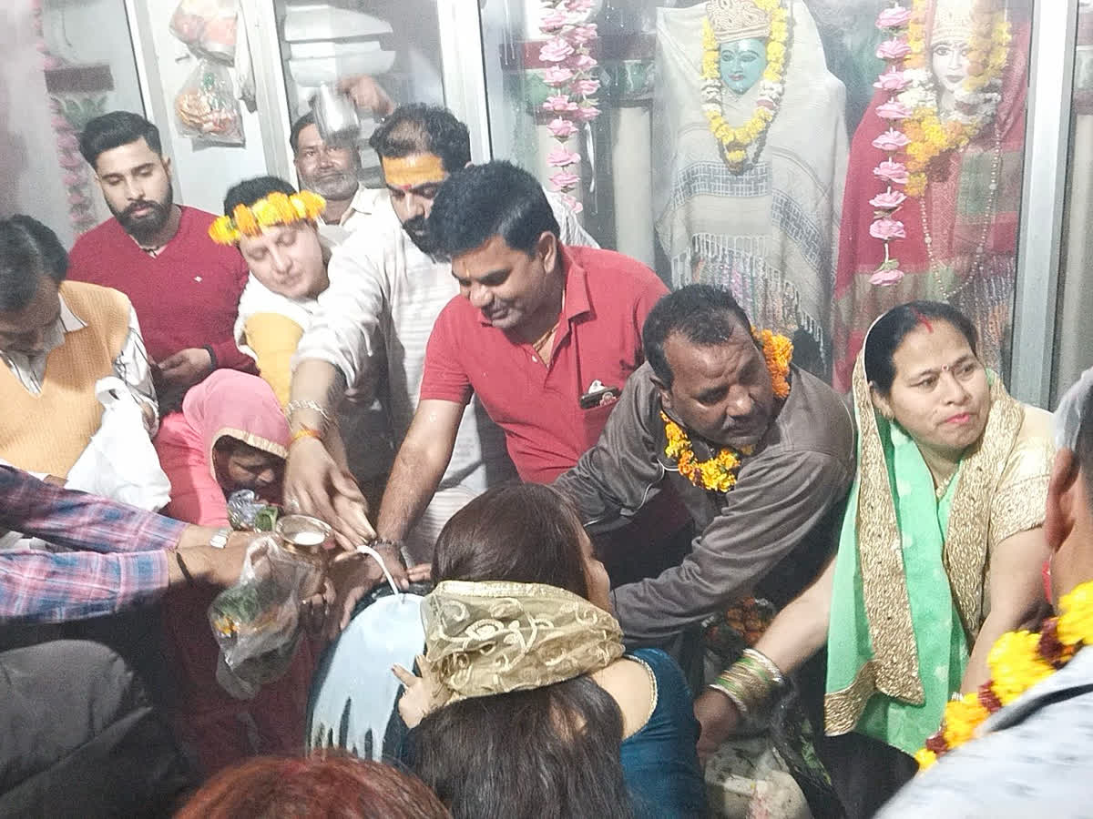 बुराड़ी: प्राचीन शिव मंदिर में सुबह से हो रहा जलाभिषेक, भक्तों के आने ...