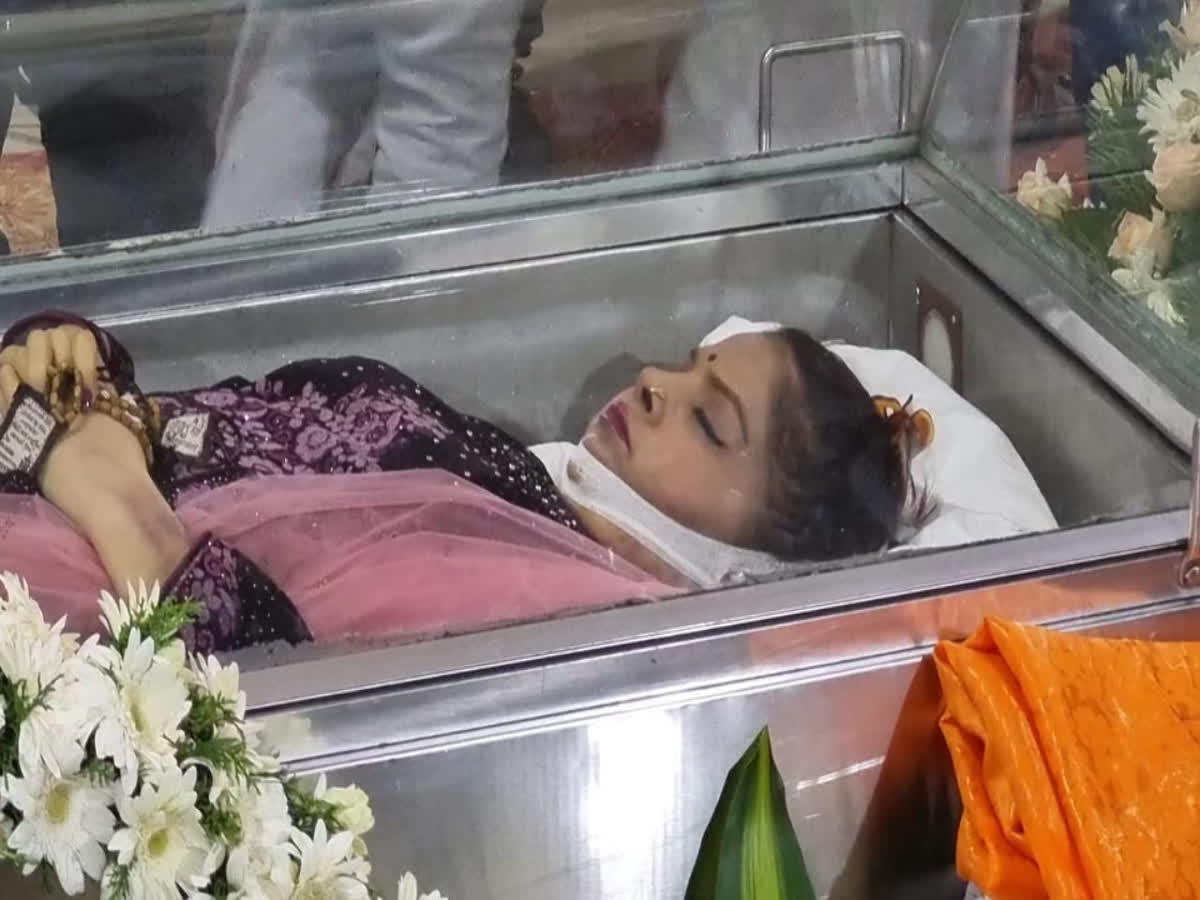 പ്രിയ നടിക്ക് വിട; സുബി സുരേഷിന് അന്തിമോപചാരം അര്‍പ്പിച്ച് ആരാധകരും ...