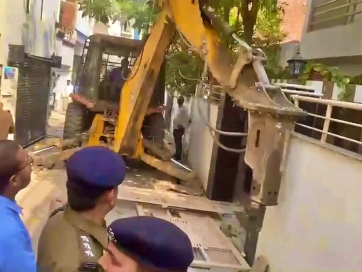 Umesh Pal murder case: House of Atiq Ahmed's close aide demolished in ...