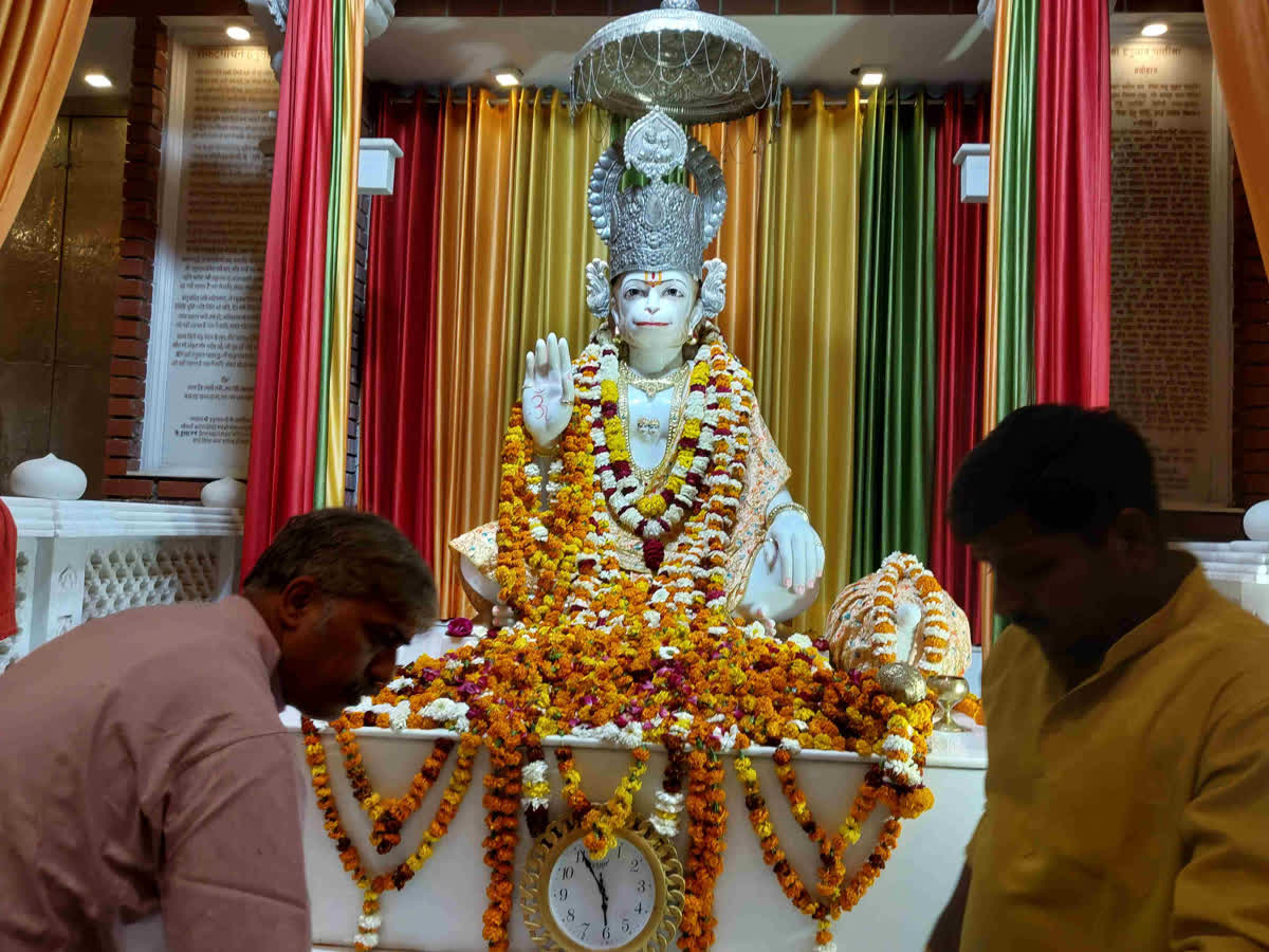Lucknow News : 400 साल पुराने मंदिर में सवा लाख हनुमान जी, पूरी होती है ...