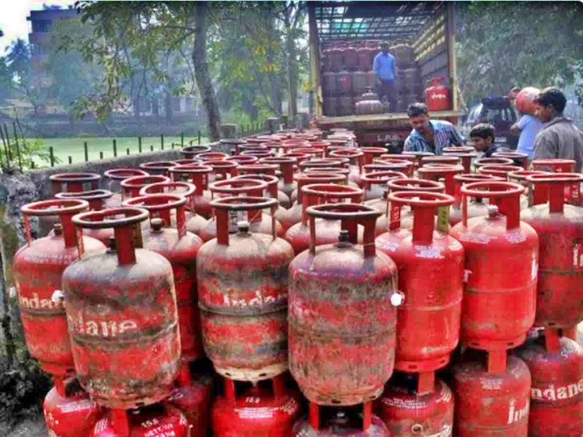 Congress promises LPG cylinder at Rs 500 if it comes to power in 2024 ...