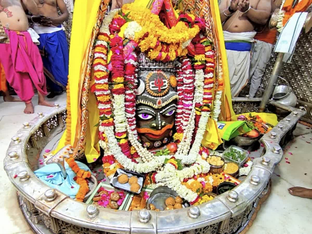 भस्म आरती में बाबा महाकाल का राजा रूप में श्रृंगार, करें दिव्य दर्शन ...