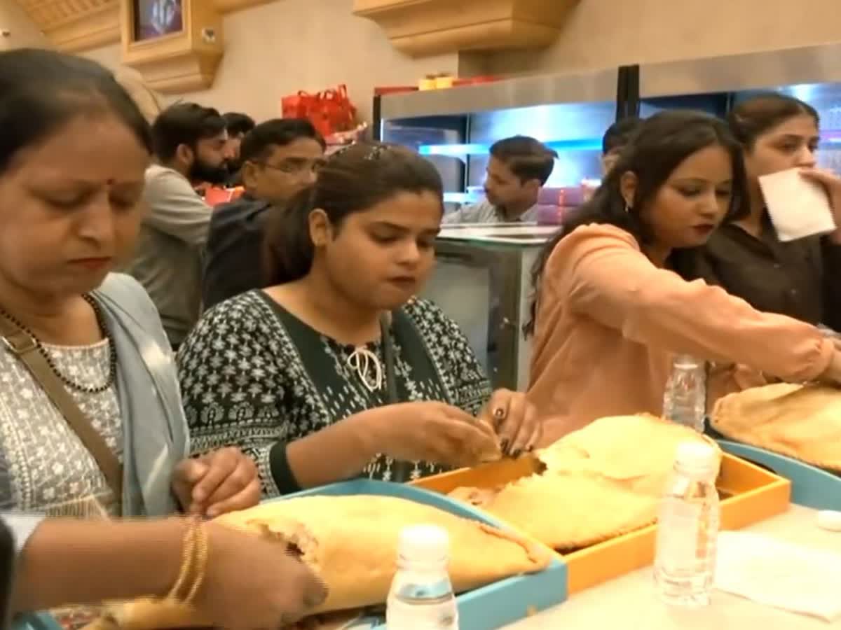 'Bahubali Gujiya' eating competition organized in Lucknow ahead of Holi ...