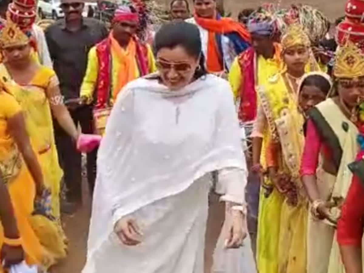 MP Navneet Rana, husband Ravi on 5 day Melghat tour celebrating Holi ...