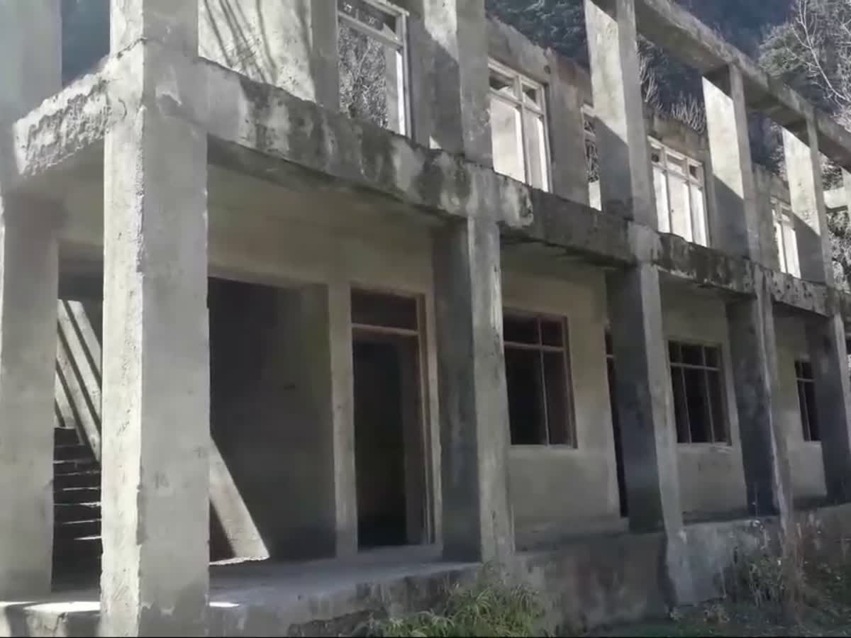 Govt School in Uri Awaits Completion گورنمنٹ مڈل اسکول بلڈنگ پندرہ ...