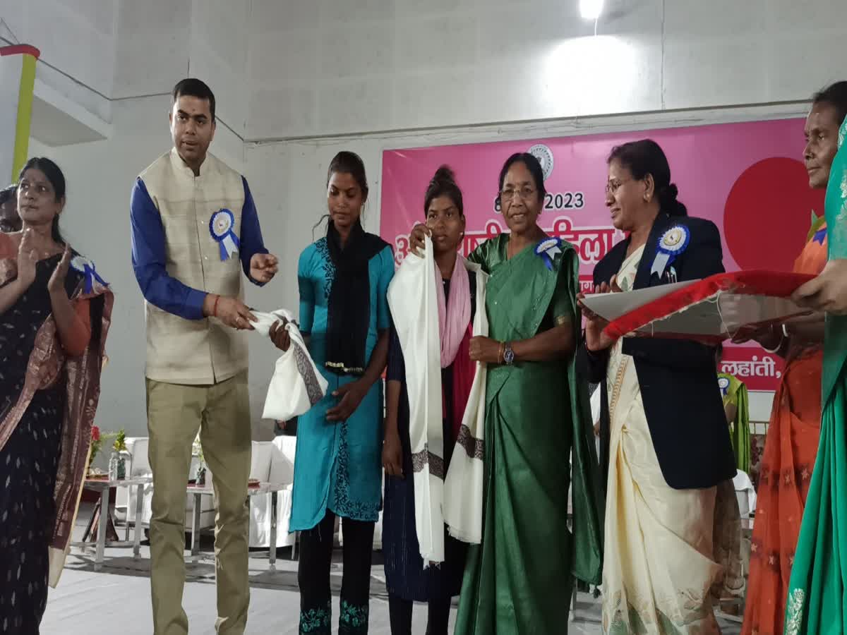 Dumka News: दुमका में दो बेटियों को किया गया सम्मानित, इनकी बहादुरी की ...