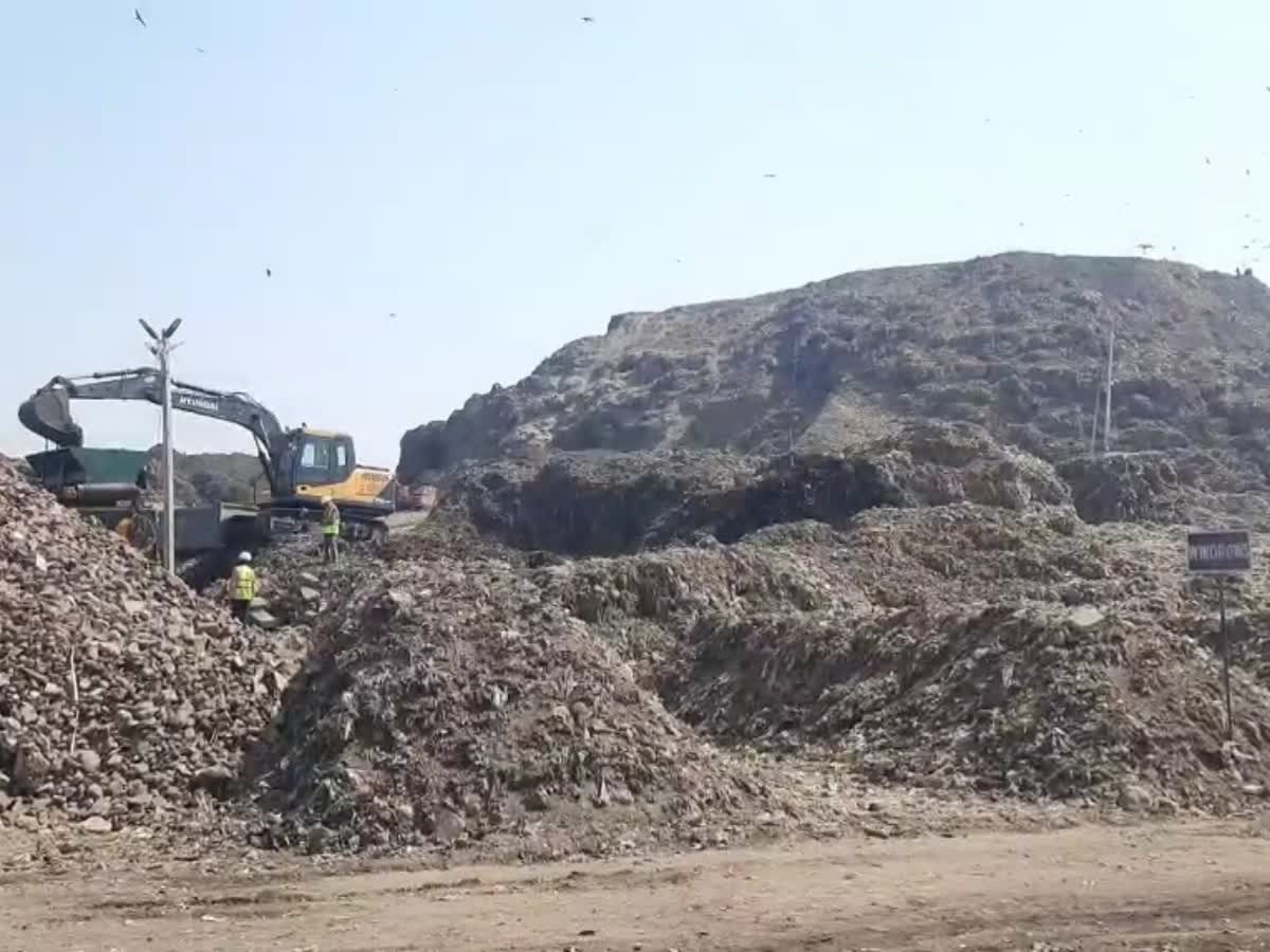 Okhla Landfill Site से कूड़ा हटाने का कार्य जोरों पर, दिसंबर तक हटाए ...