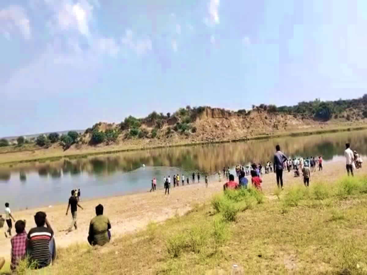 Three persons died and several missing when a boat capsized at Chambal ...