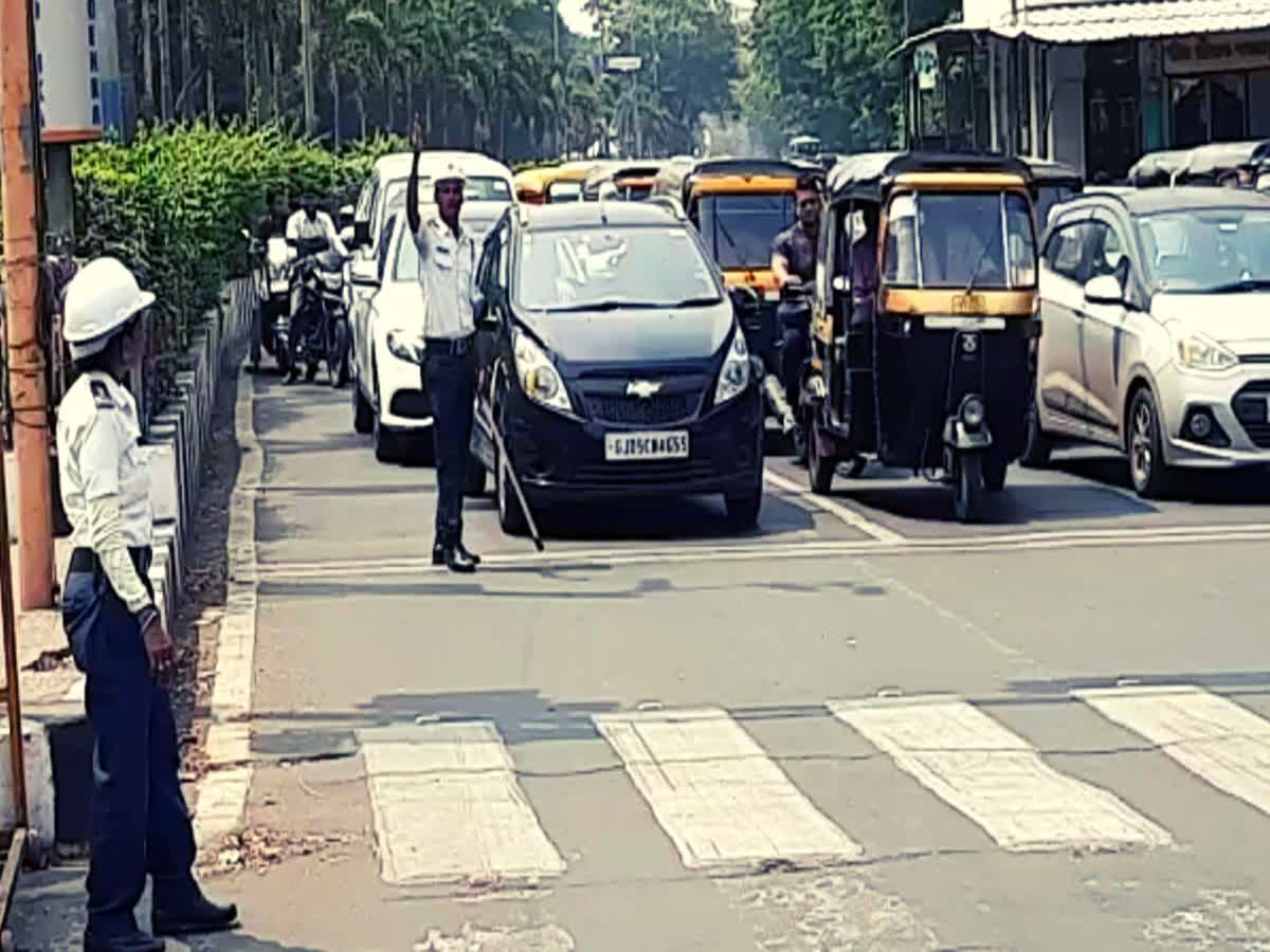 Surat Traffic : ધુમ સ્ટાઇલમાં સીન સપાટા કરનાર વાહનચાલકને અટકાવવા માટે ...