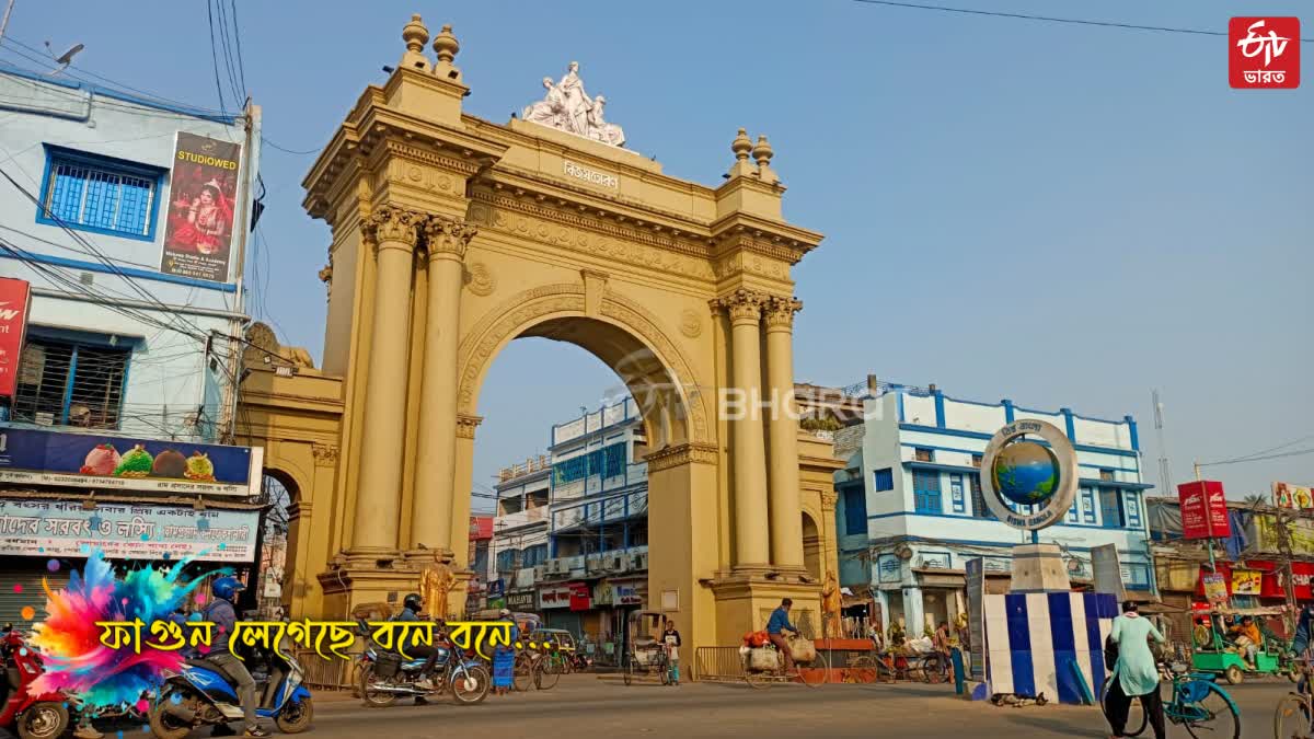 ব্যতিক্রম বর্ধমান ! 300 বছর ধরে রাজ-প্রথা মেনে দোলের পরের দিন রং খেলে শহর