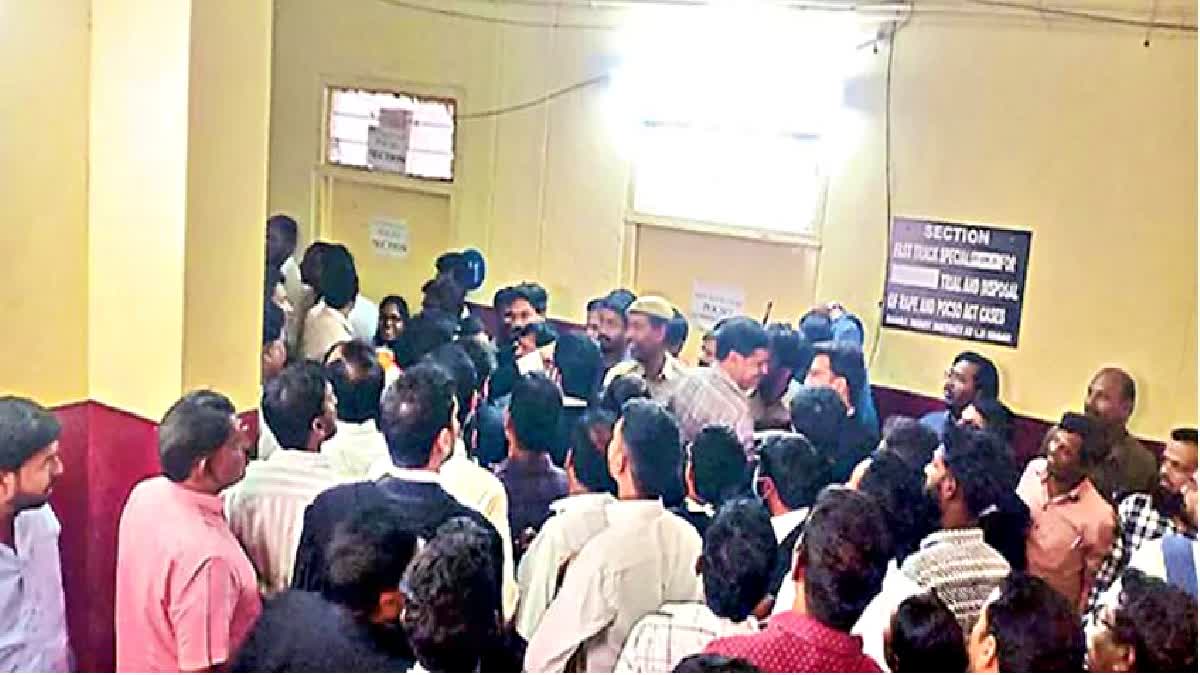 'నాకే జీవిత ఖైదు విధిస్తావా - నీ అంతు చూస్తా!' : మహిళా జడ్జిపై చెప్పుతో ...