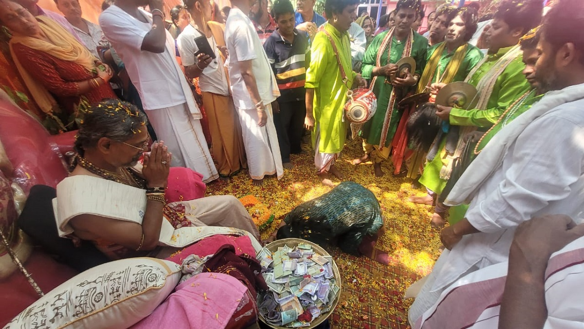 Colours Of Nature: Holi Is Celebrated With Flowers At Cuttack's Reiki ...