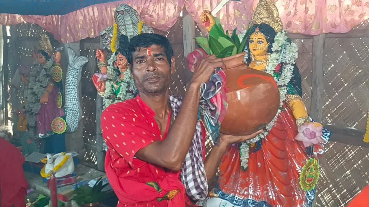নদী পেরিয়ে জঙ্গলে বনবিবির আরাধনা, বাঘের হাত থেকে বাঁচতে পুজো সুন্দরবনবাসীর