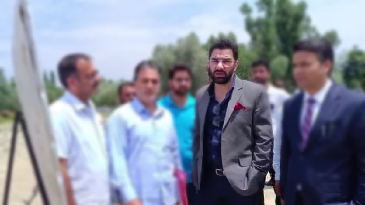 Secretary abid rashid kulgam visit: ایڈمنسٹریٹیو سیکریٹری عابد رشید نے ...