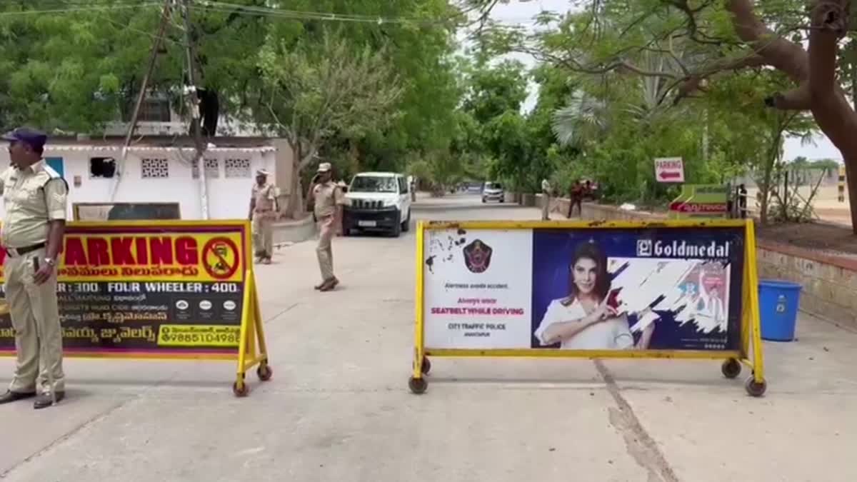 జేసీ నివాసంలో వృద్ధుల దయనీయ స్థితి - భోజనం పెట్టేవారు లేక అల్లాడుతున్న ...