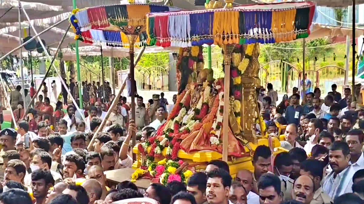 ఏప్రిల్ 17న భద్రాద్రిలో సీతారాముల కల్యాణం - శరవేగంగా ఏర్పాట్లు ఏప్రిల్ 17న భద్రాద్రిలో సీతారాముల కల్యాణం - శరవేగంగా ఏర్పాట్లు