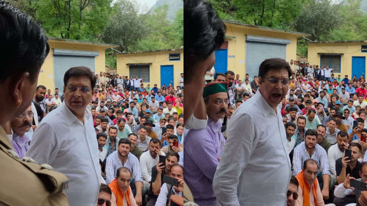 कांग्रेस विधायक प्रीतम सिंह के नेतृत्व में भीड़ ने घेरा त्यूणी थाना ...