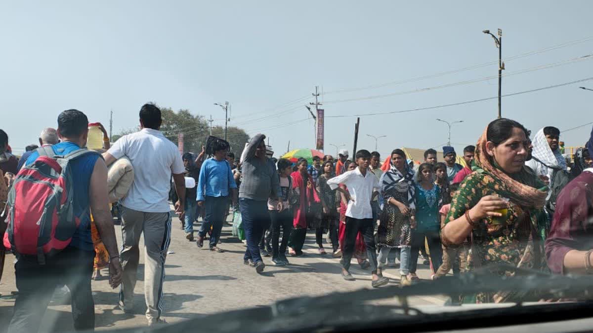 प्रयागराज स्टेशन में हर मिनट उतर रहे 500 भक्त, ETV भारत की ग्राउंड रिपोर्ट