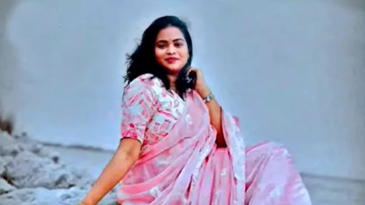 ప్లాట్‌ యజమానికి బెదిరింపు - రౌడీషీటర్ శ్రీకాంత్ ప్రియురాలు అరుణ అరెస్టు