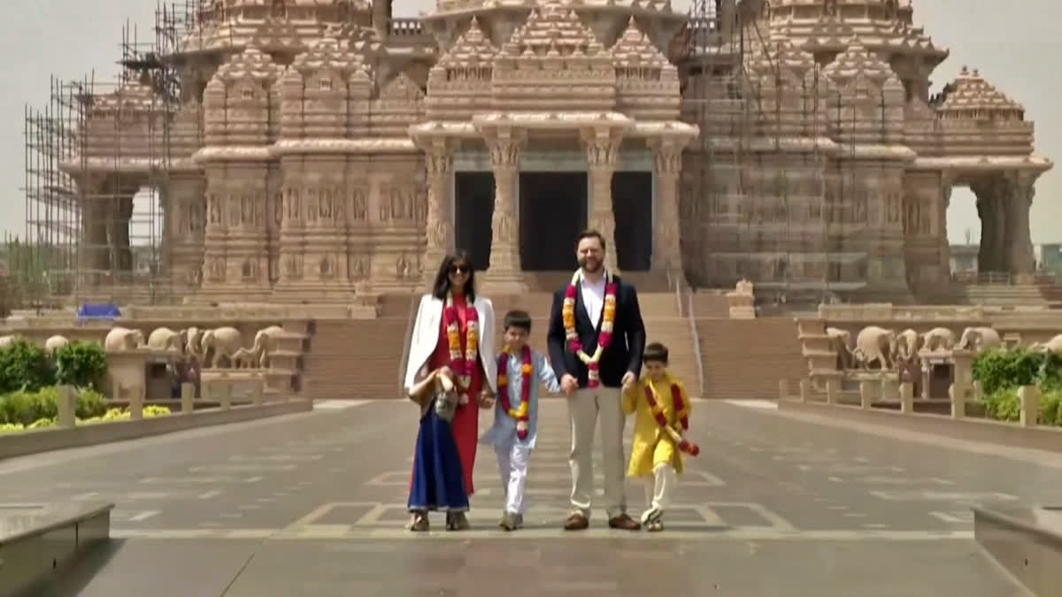 US Vice President In India: JD Vance, Family Visit Akshardham Temple ...