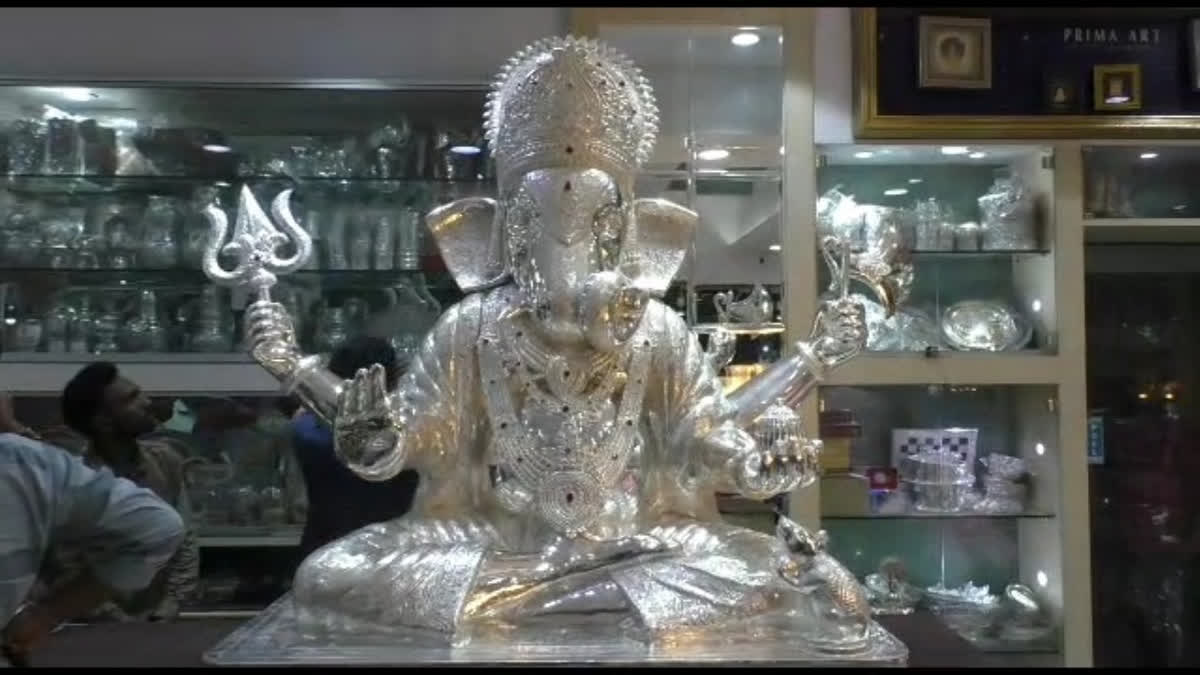 Maharashtra: Ganpati idol made of silver, weighing 100kg attracting ...