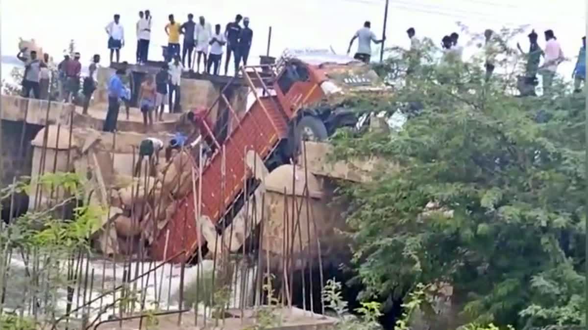 లారీ వెళ్తుండగా కూలిన వంతెన - డ్రైవర్, క్లీనర్ సేఫ్, వీడియో వైరల్ ...