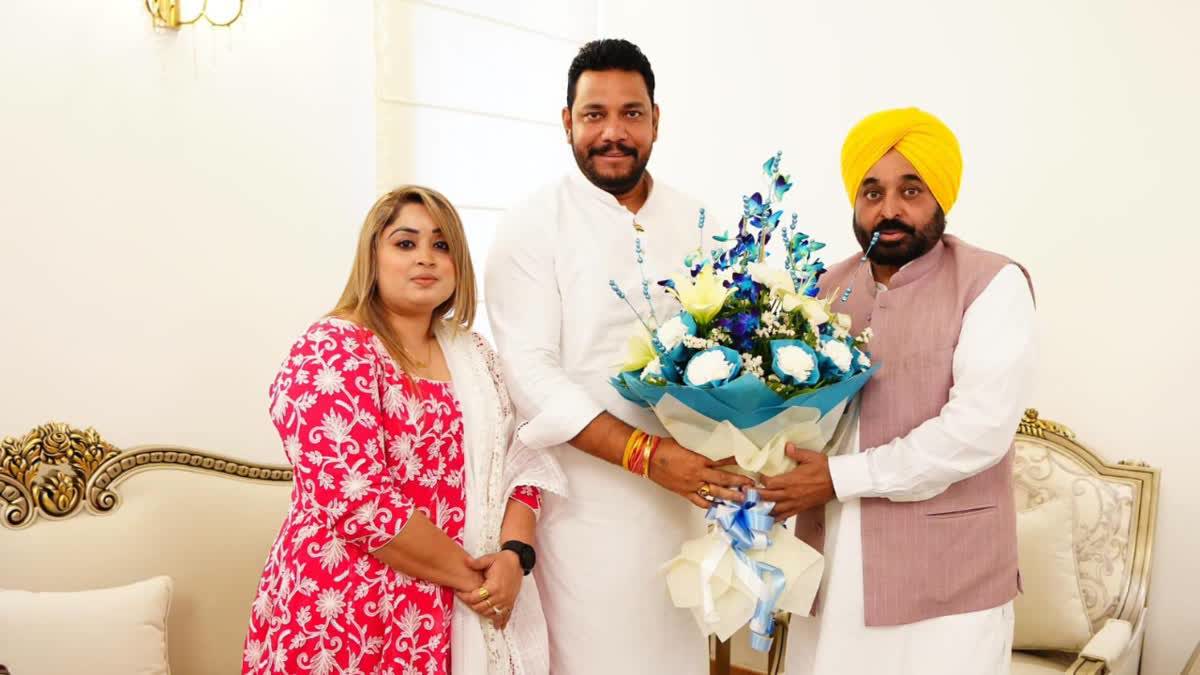 BJP's SC Morcha VP, Robin Sampla Joins AAP in Chandigarh Before LS Polls