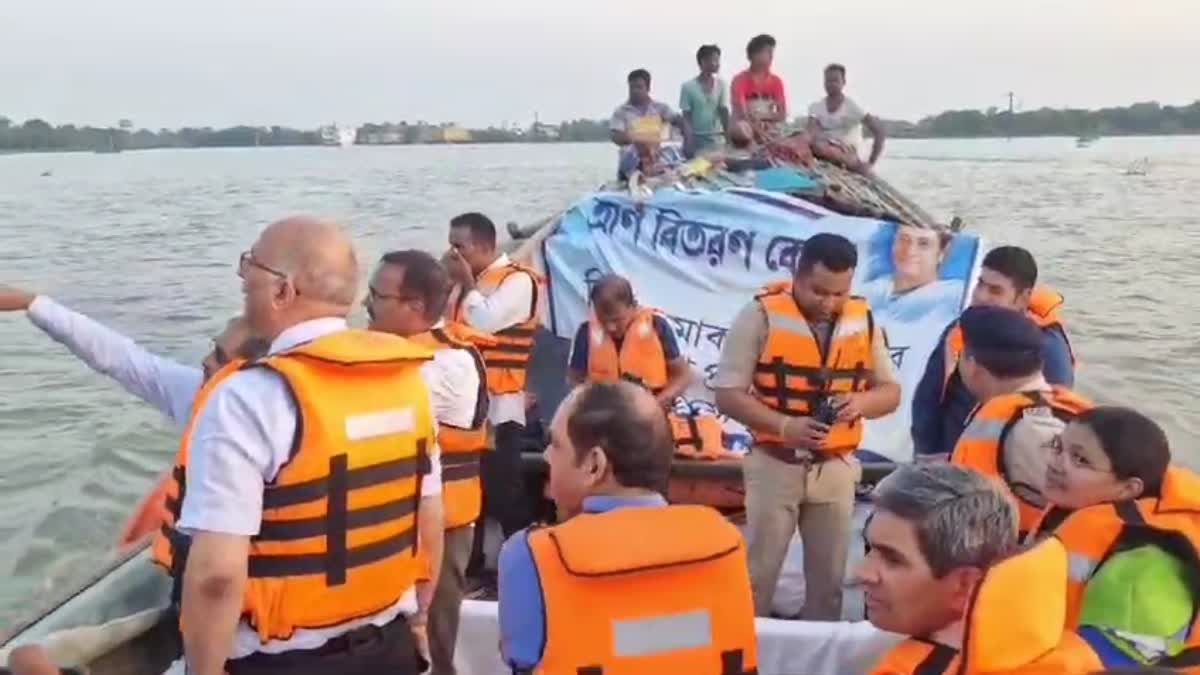 নৌকা চড়ে ঘাটালের প্লাবিত এলাকা পরিদর্শনে মুখ্যসচিব, তুলে দিলেন ত্রাণও ...